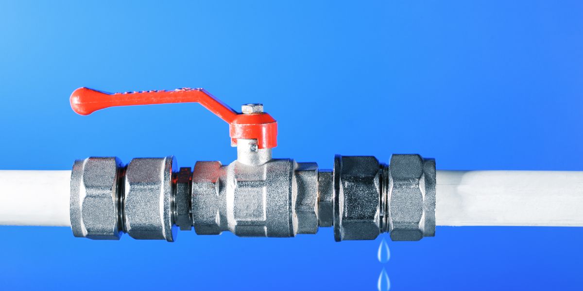 Comment gérer une fuite d'eau dans la salle de bain ? - Joobeez